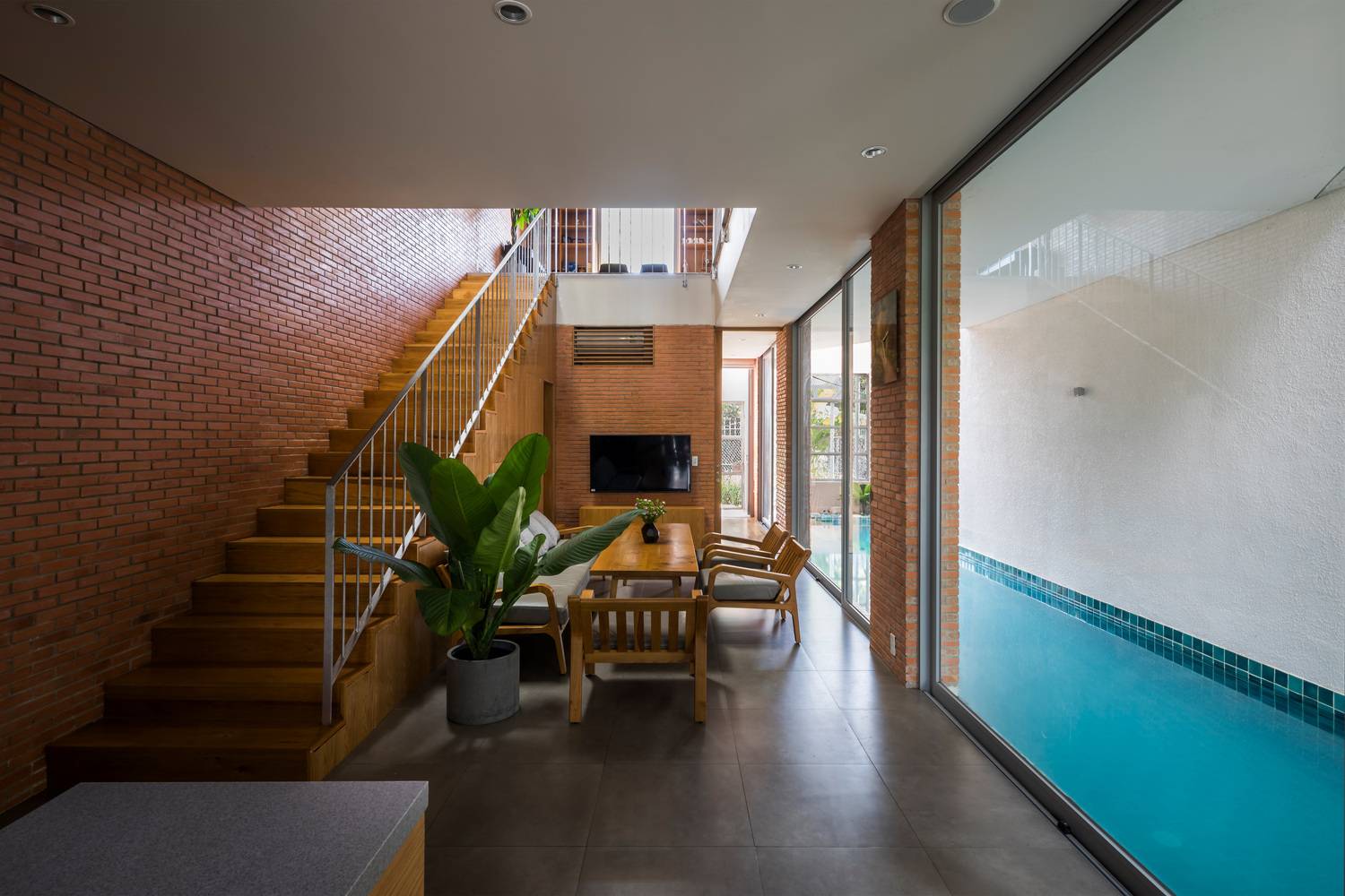 Giữa Sài Gòn có một căn nhà phố xanh mát “từ trong ra ngoài” mang tên ...