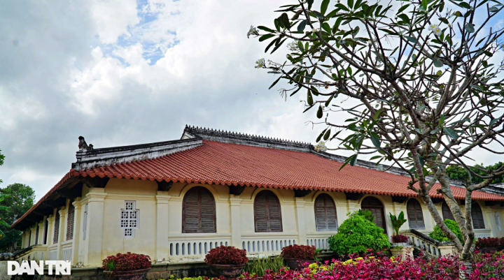 Biệt phủ ở Bến Tre rộng gần 1ha, thiết kế tinh xảo như cung điện vua ...