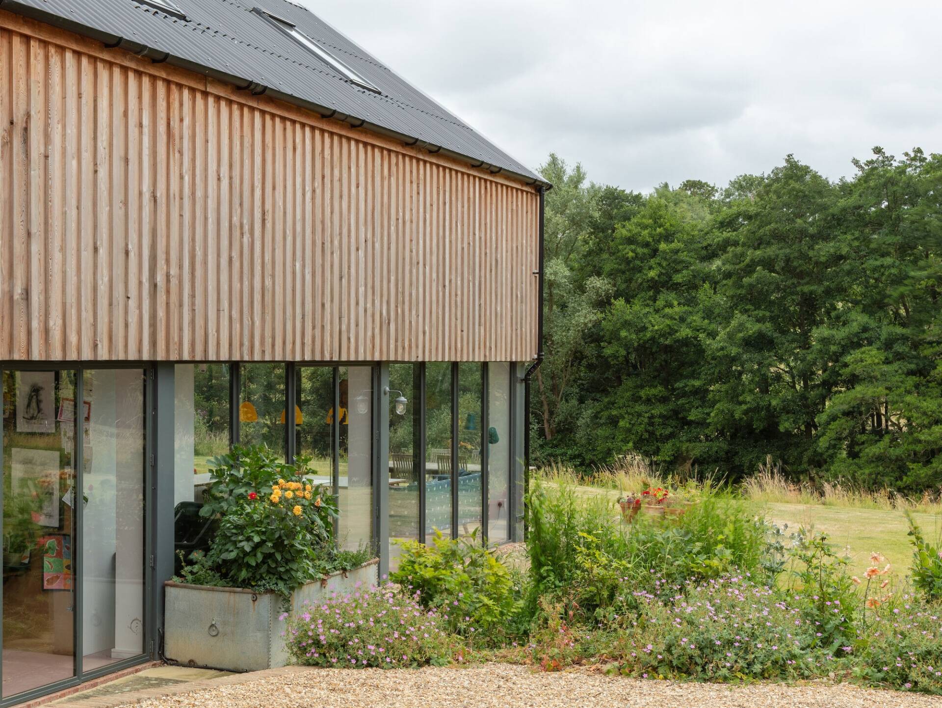 Nhà 1 tầng 1 lửng, thiết kế kính bao quanh tầng 1 để tương tác với ...