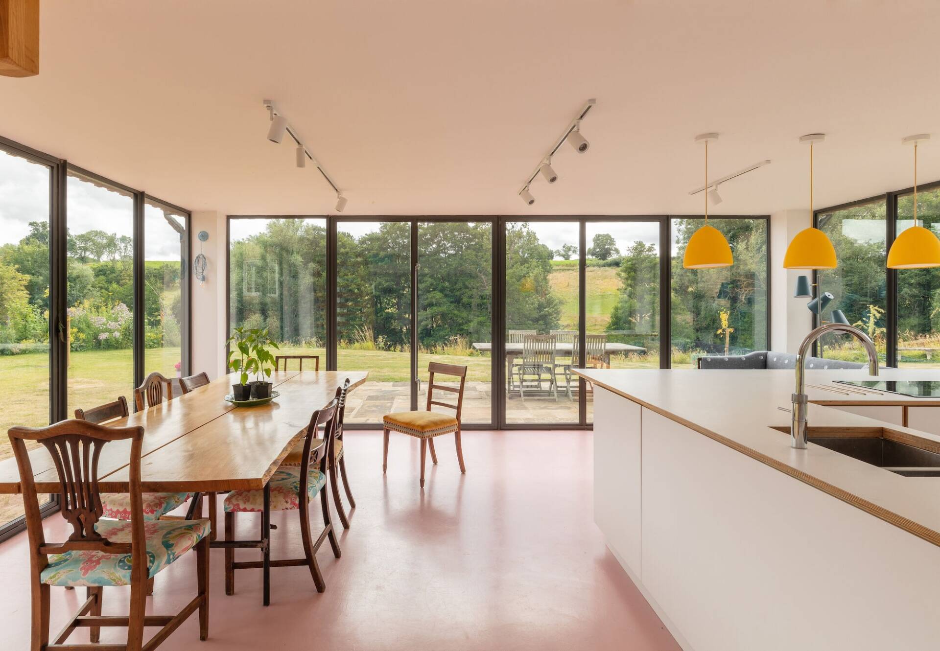 Nhà 1 tầng 1 lửng, thiết kế kính bao quanh tầng 1 để tương tác với ...