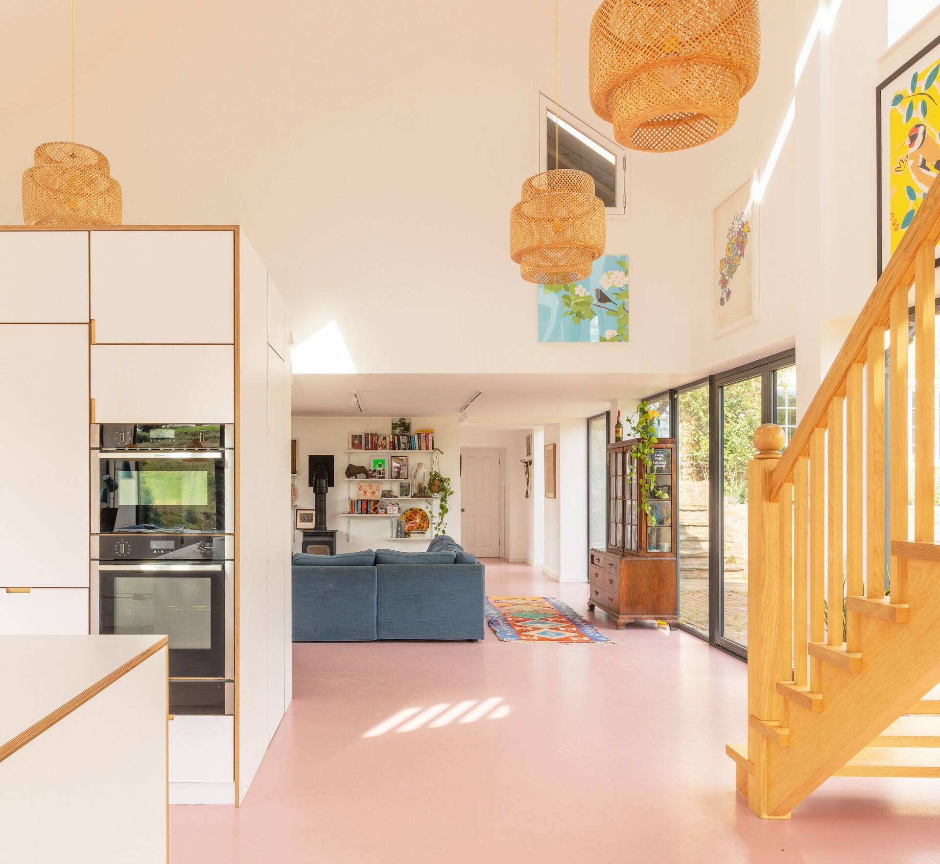 Nhà 1 tầng 1 lửng, thiết kế kính bao quanh tầng 1 để tương tác với ...