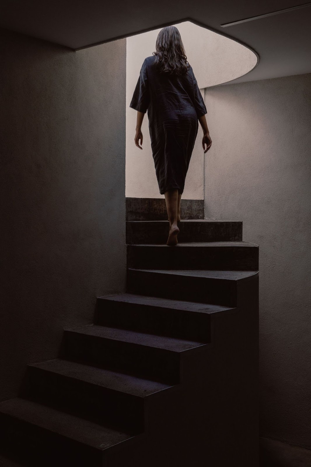 Nhà thóp hậu thiết kế 10 khoảng sân trong để lấy sáng cho tất cả các phòng